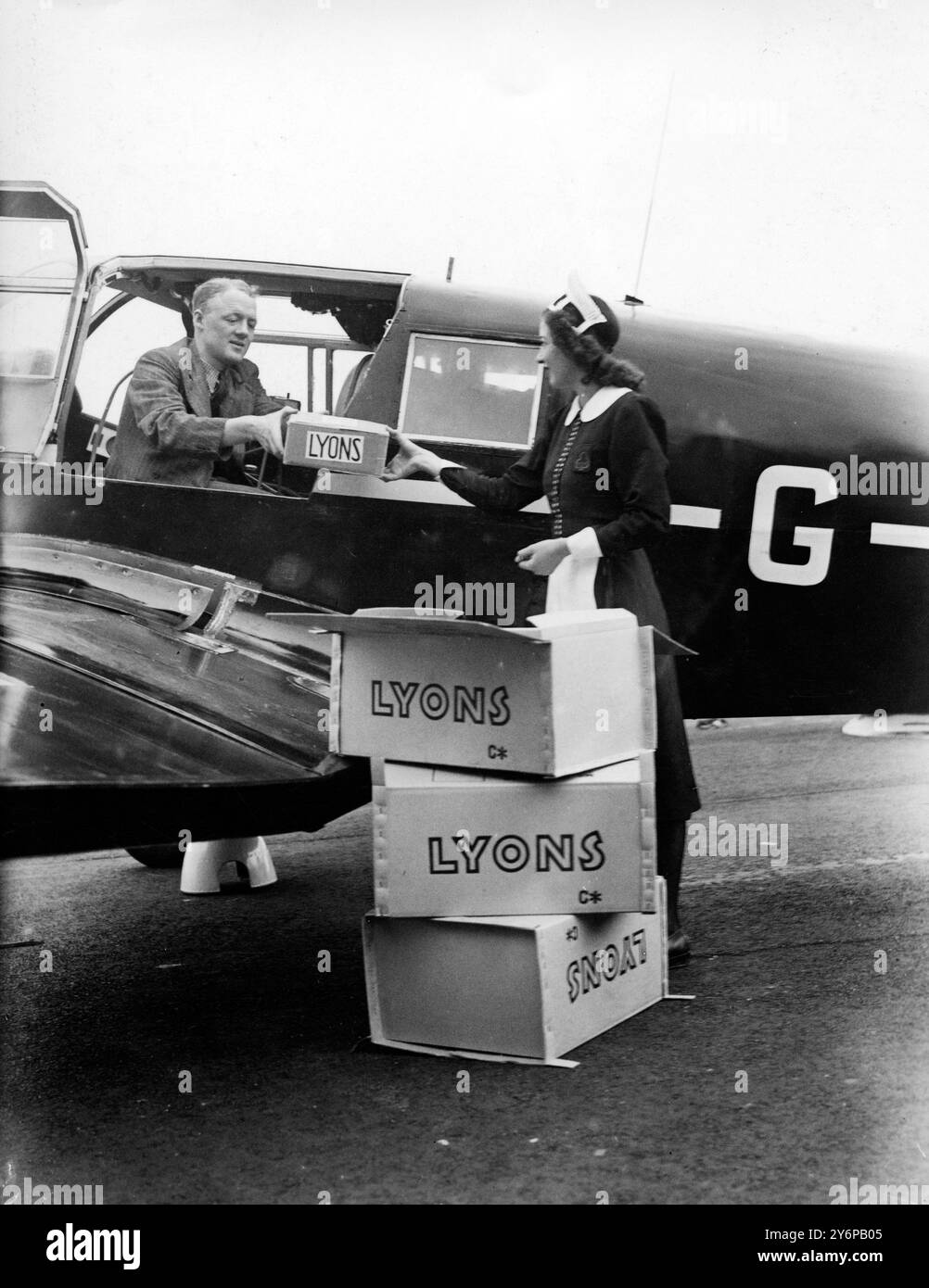 A Nippy waitress delivering Lyons goods to young New Zealand airman ...