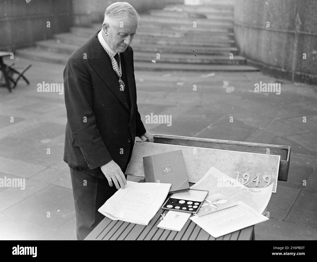 Objects illustrating Black and White Stock Photos & Images - Alamy