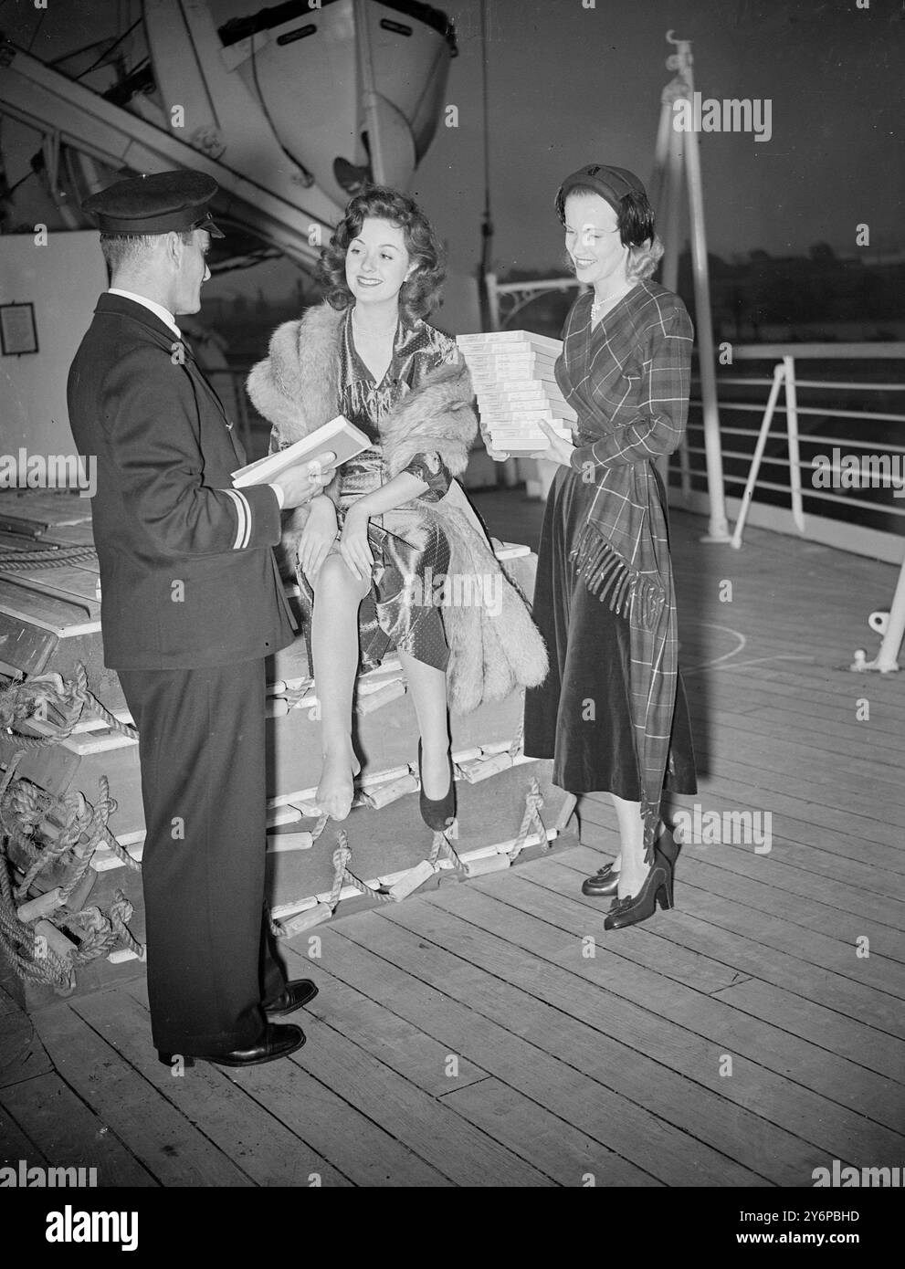 Nylon stocking 1940 hi-res stock photography and images - Alamy