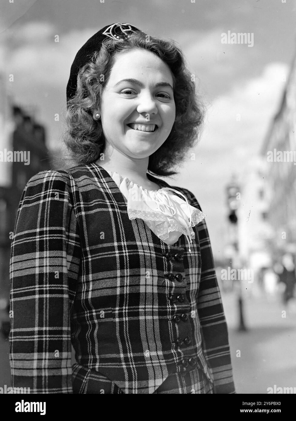 IRISH EYES SMILE ON LONDON - - - - A hundred Irish eyes smile on London ...