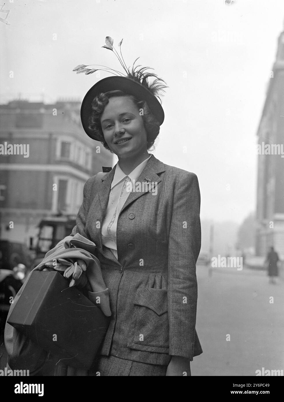 MISS AUSTRALIA GOES HOME Miss Australia - Miss Beryl JAMES of Sydney ...