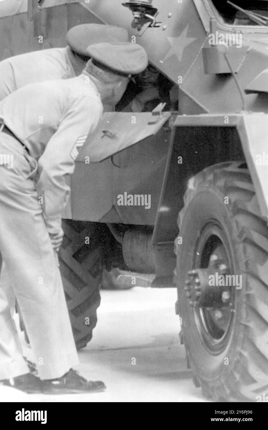US ARMY JEEP AT CHECKPOINT CHARLIE IN BERLIN ; 22 AUGUST 1962 Stock ...