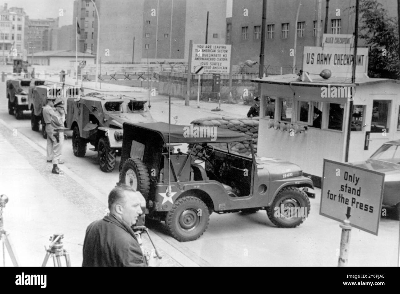 US ARMY JEEP AT CHECKPOINT CHARLIE IN BERLIN ; 22 AUGUST 1962 Stock ...