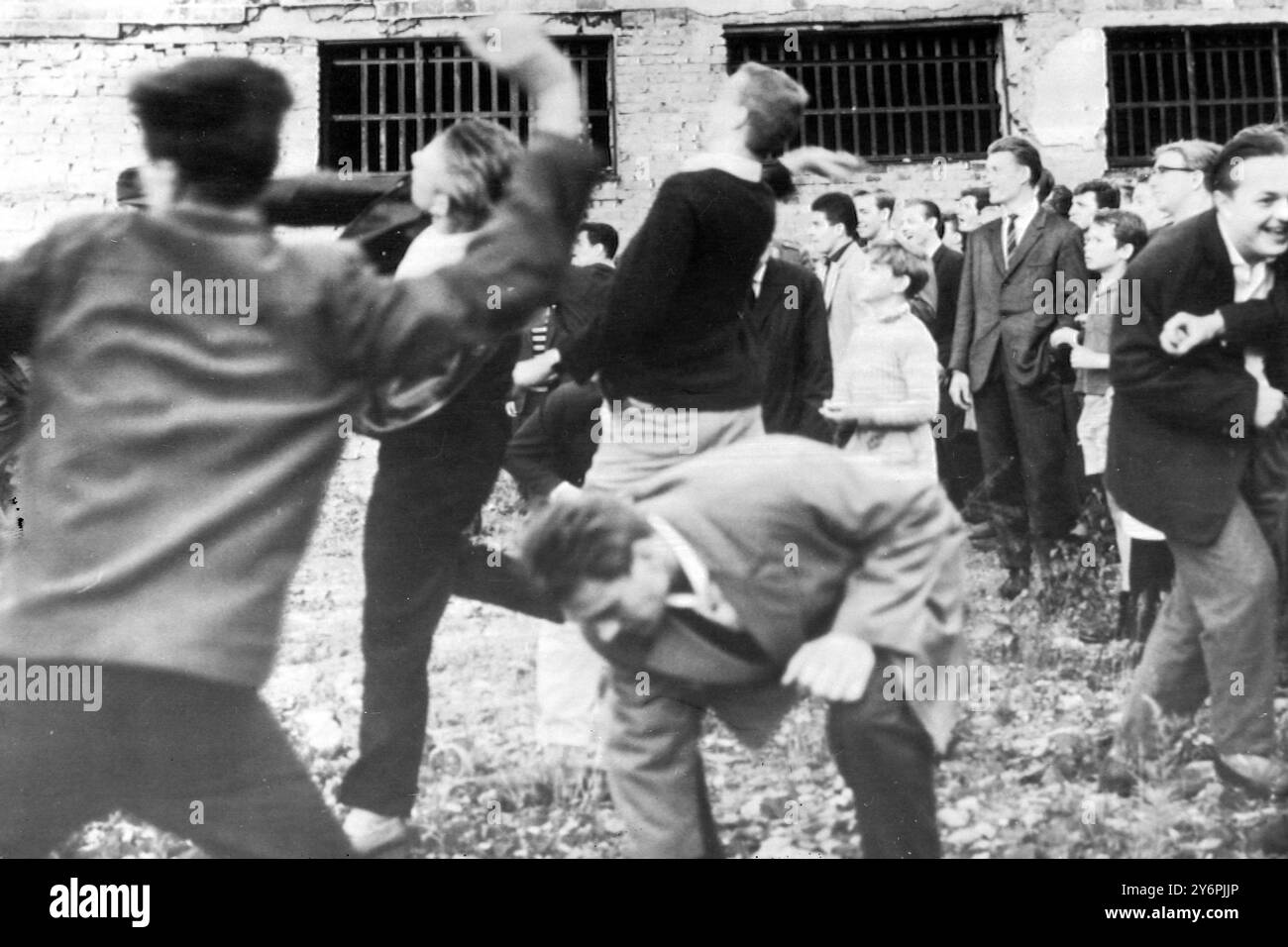 WALL WEST BERLINERS STONING EAST BERLIN WALL IN BERLIN ; 20 AUGUST 1962 ...