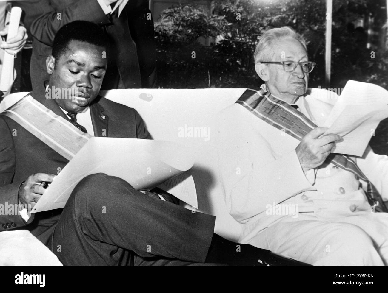 PRESIDENT DAVID DACKO WITH PRESIDENT ITZHAK BEN ZVI / ; 20 AUGUST 1962 ...