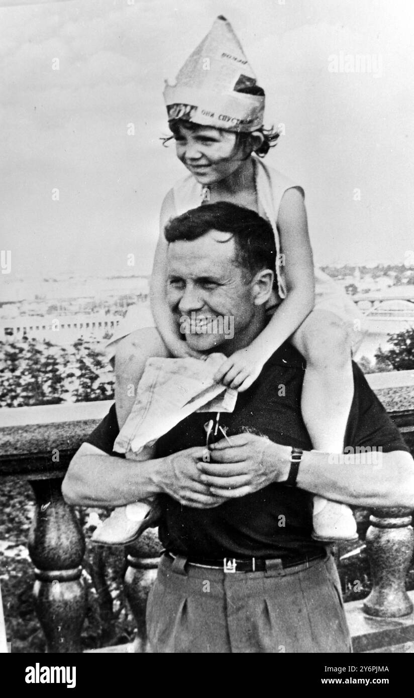 SOVIET ASTRONAUT PAVEL POPOVITCH WITH DAUGHTER NATASHA AT KREMLIN IN ...