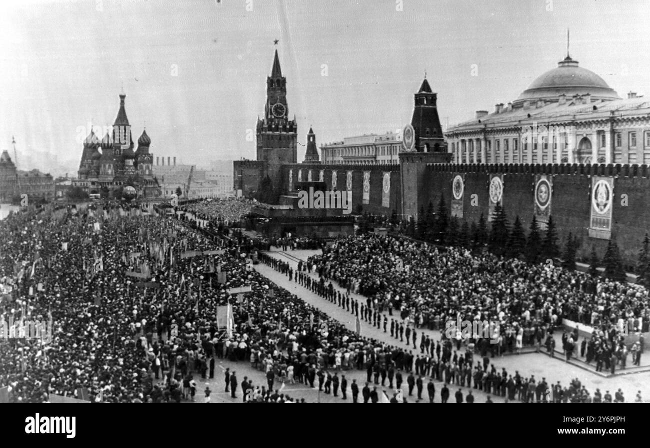 RED SQUARE CROWDS DURING WELCOME HOME FOR SPACE TWINS MOSCOW ; 18 ...