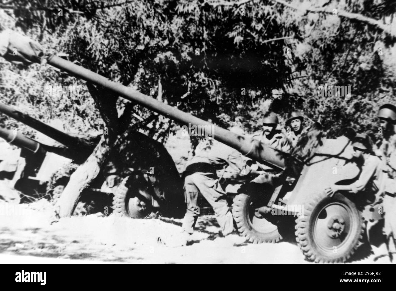 ARMY SOLDIERS OF ALN USING RUSSIAN ARTILLERY ALGIERS ; 19 AUGUST 1962 ...