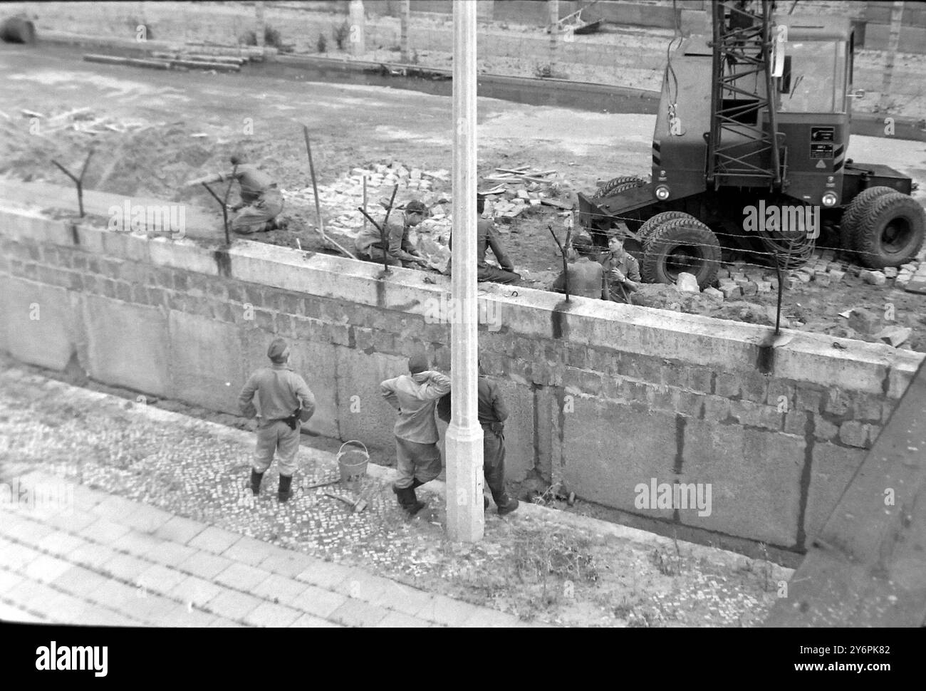 BORDER BERLIN WALL BERLIN ; 16 AUGUST 1962 Stock Photo - Alamy