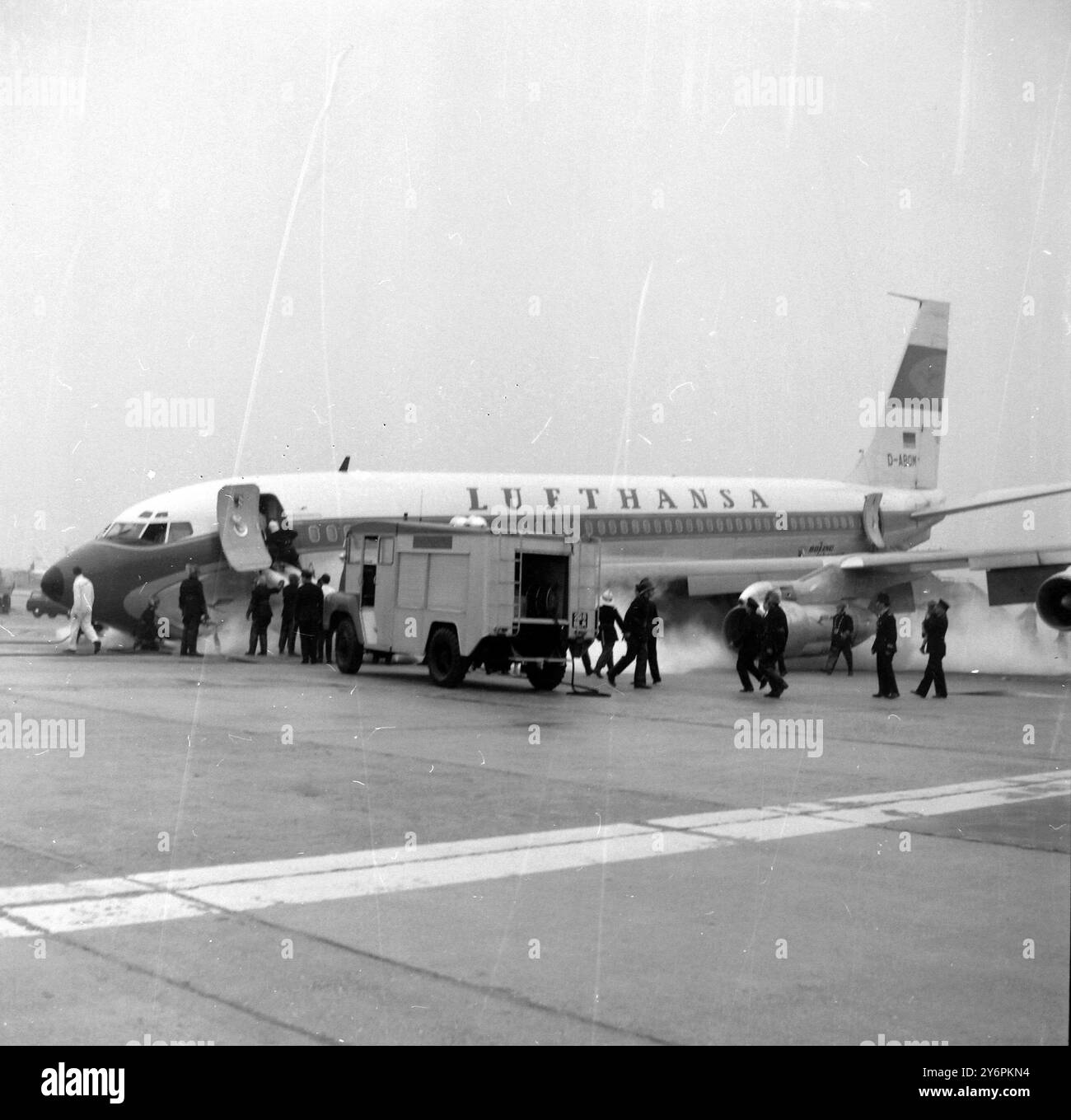AVIATION LYFTHANSA BOEING 707 CRASH LANDS AT LONDON AIRPORT - FIREMEN ...