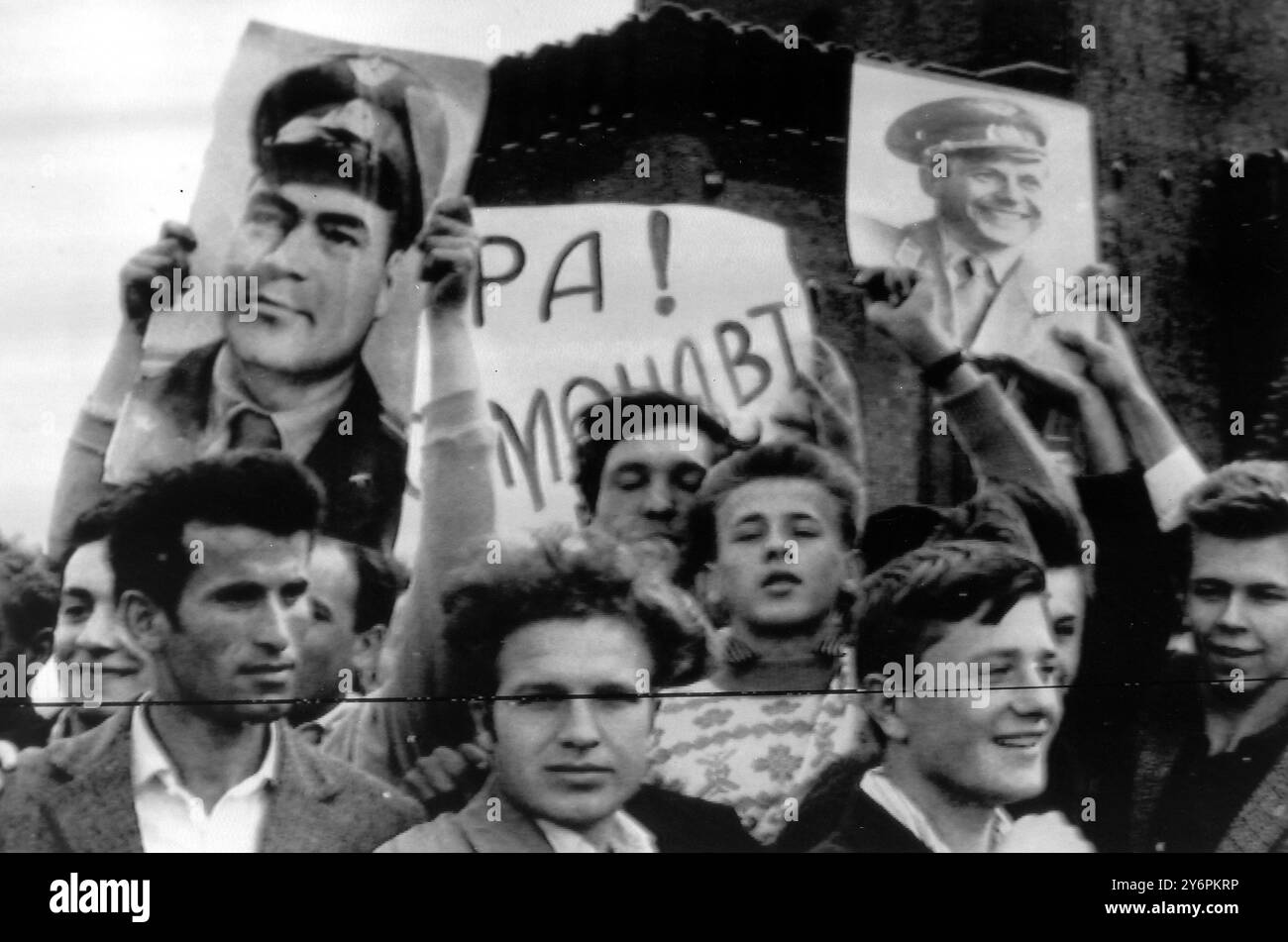 RED SQUARE CROWDS DURING WELCOME HOME FOR SPACE TWINS MOSCOW ; 12 ...