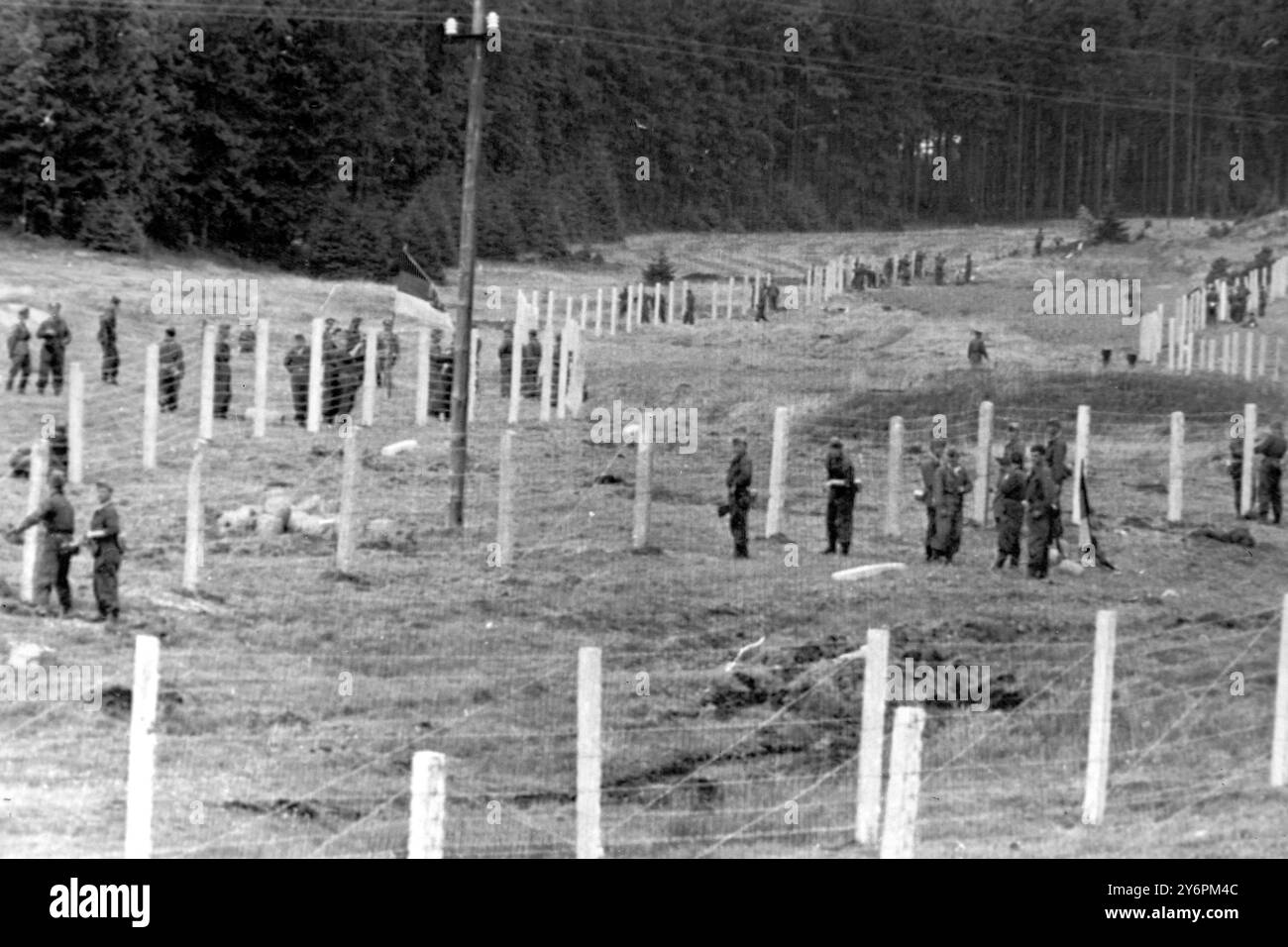 BORDER EAST GERMANS BUILDING NEW WIRE FENCES BERLIN ; 10 AUGUST 1962 ...