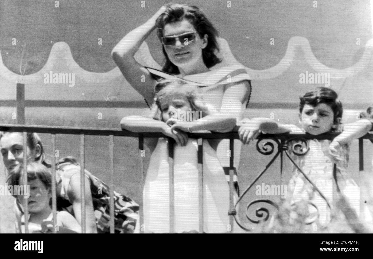 JAQUELINE JACKIE KENNEDY WITH ANN CAROLINE AND PRINCESS LEE RADZIWILL ...