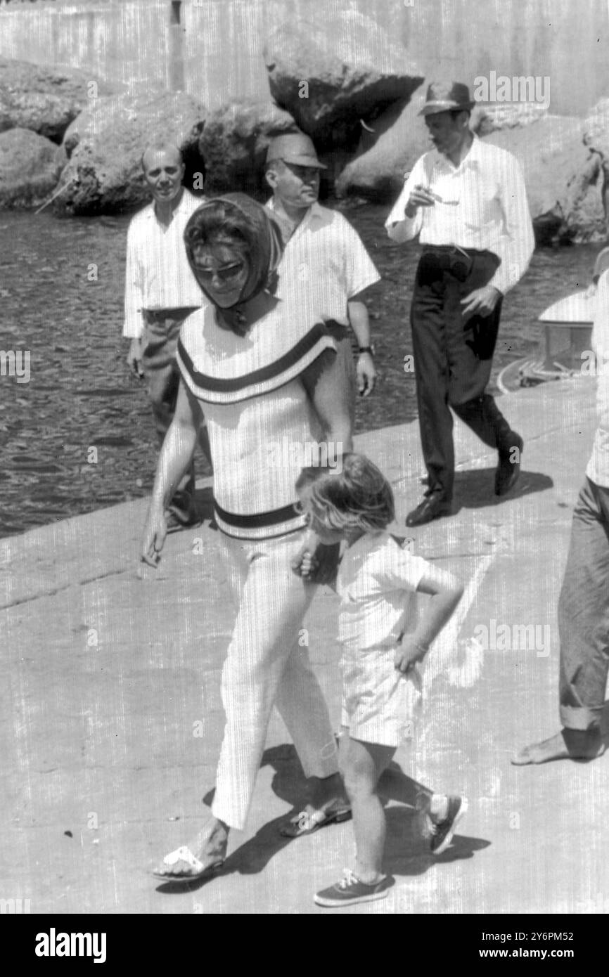 JAQUELINE JACKIE KENNEDY WITH ANN CAROLINE AND PRINCESS LEE RADZIWILL ...