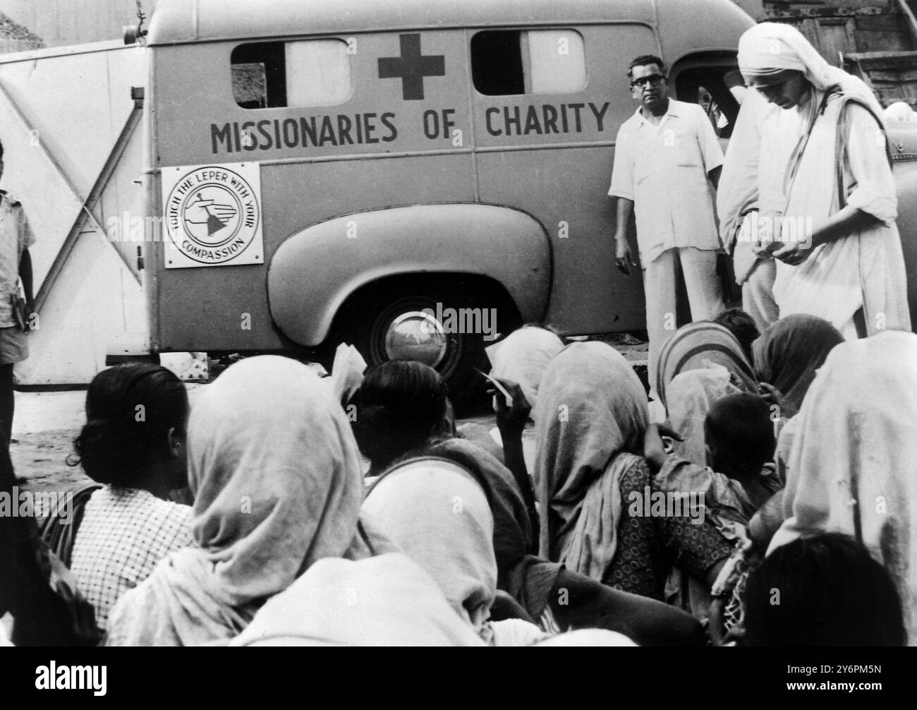 10 AUGUST 1962 MOTHER TERESA PICTURED DISTRIBUTING FOOD TO THE POOR IN ...