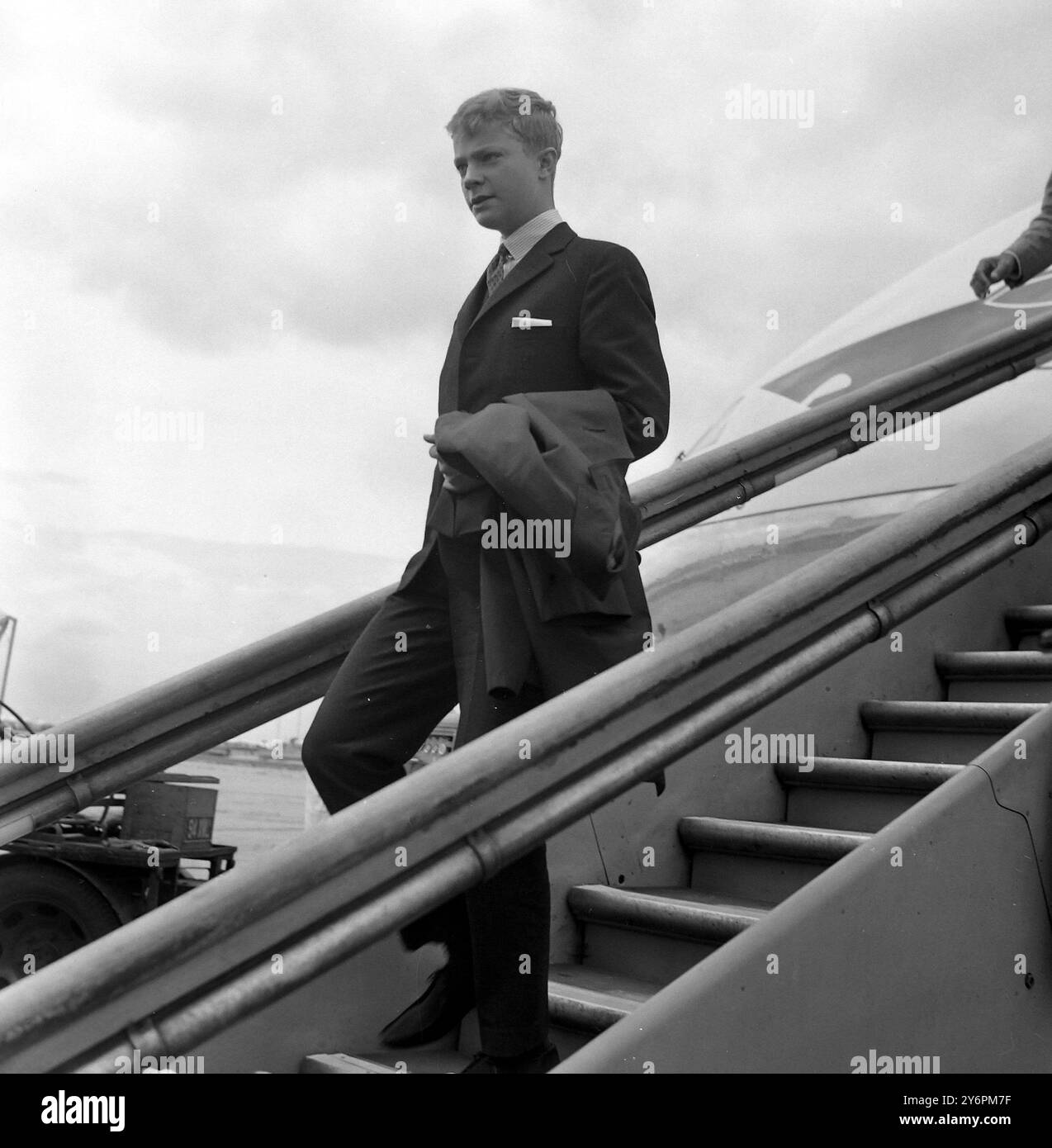 CROWN PRINCE CARL GUSTAV ARRIVES AT LONDON AIRPORT ; 9 AUGUST 1962 ...