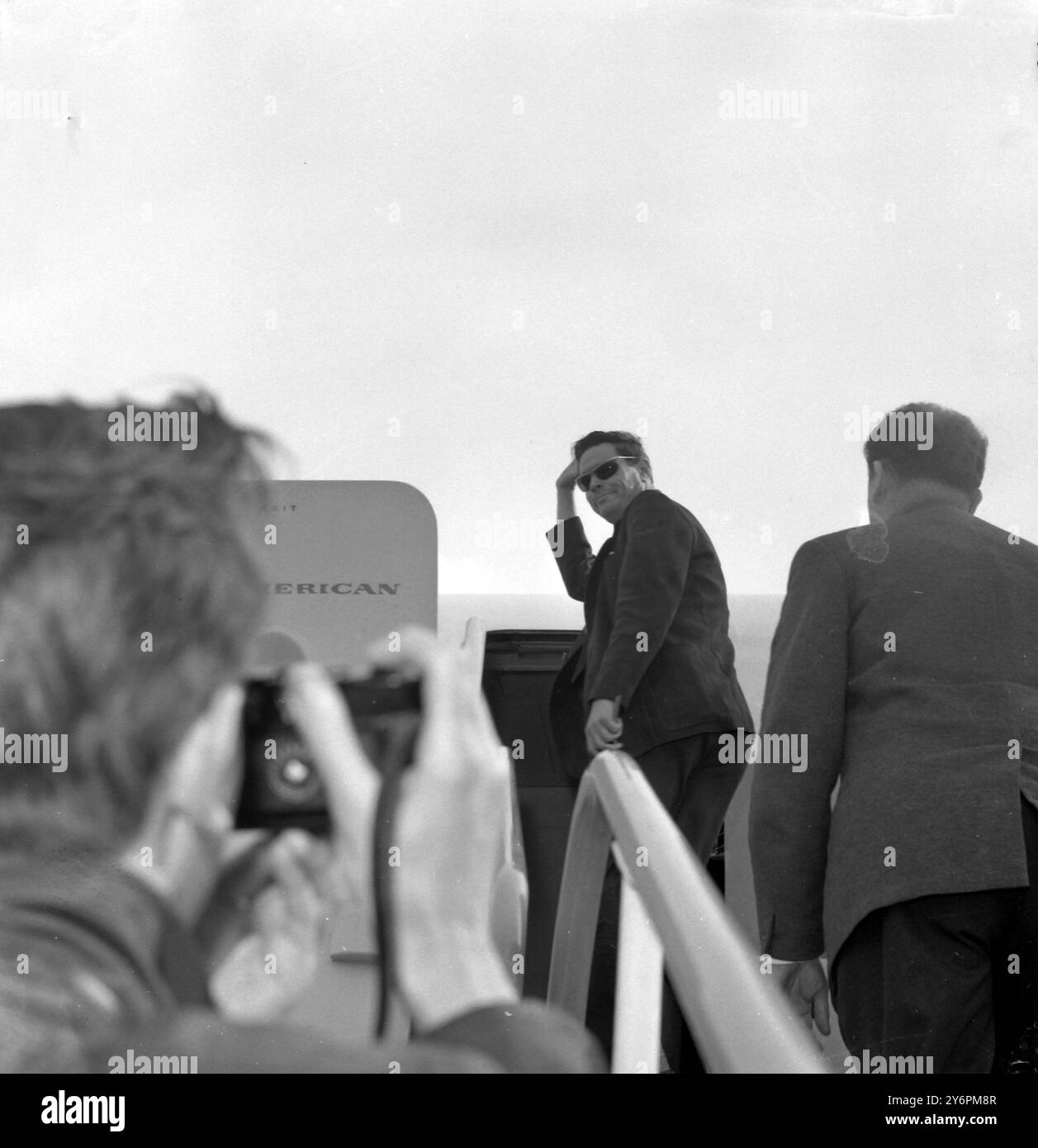 GEORGE LINCOLN ROCKWELL NAZI SALUTE AT LONDON AIRPORT / ; 9 AUGUST 1962 ...