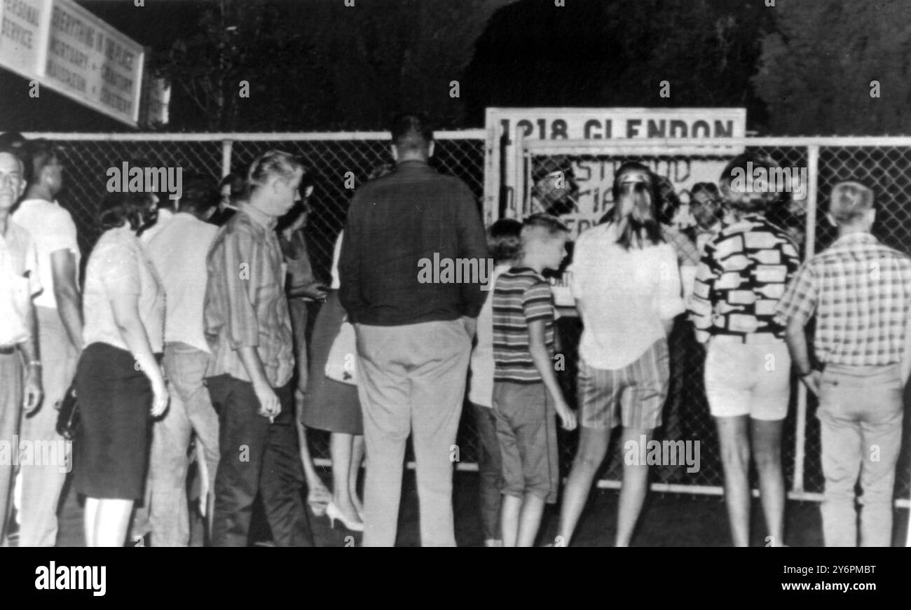 PEOPLE GATHERED IN HOLLYWOOD WHERE BODY OF MARILYN MONROE WAS KEPT ; 8 ...