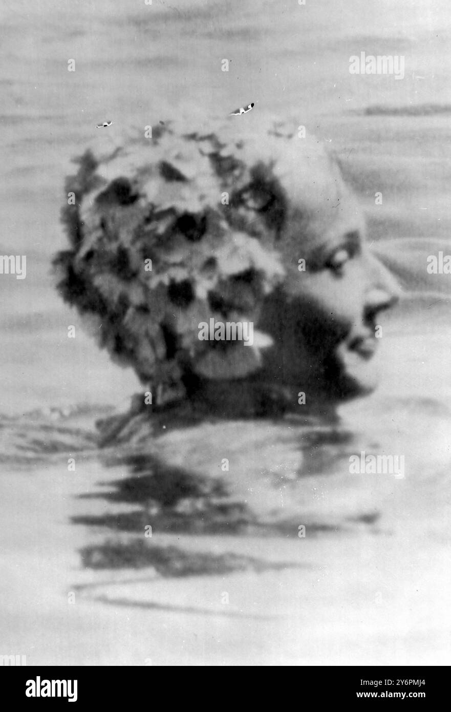 PRINCESS LEE RADZIWILL IN SWIMSUIT / ; 7 AUGUST 1962 Stock Photo - Alamy