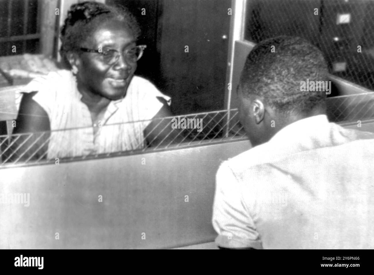 LONNIE CRUMP WITH SON PAUL AT COOK COUNTY JAIL / ; 3 AUGUST 1962 Stock ...