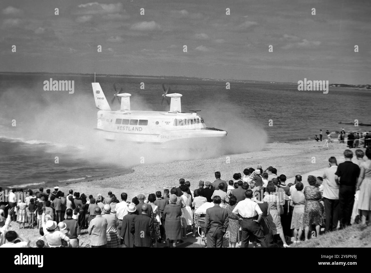 2 AUGUST 1962 CROWDS WATCH THE SRN2 HOVERCRAFT PULL IN TO LAND AFTER ...