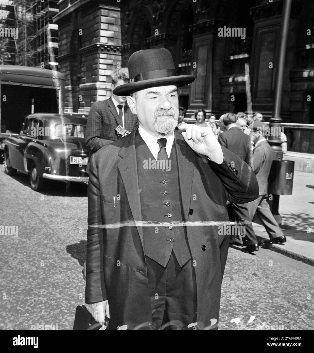 RABBI ISRAEL BRODIE IN LONDON / ; 2 AUGUST 1962 Stock Photo - Alamy