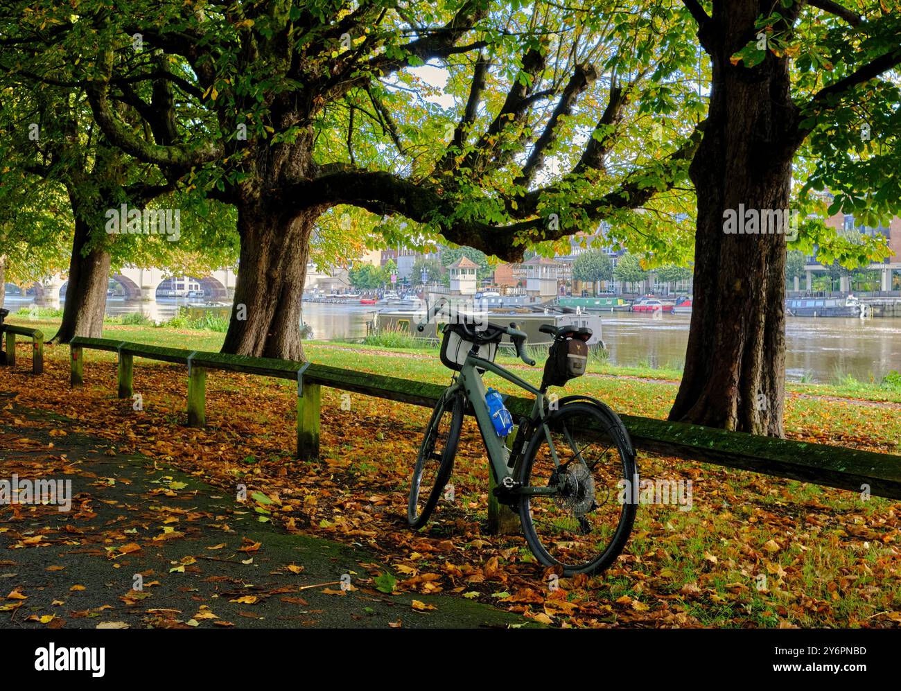 Bicycle on the tow path by the River Thames at Kingston upon Thames ...