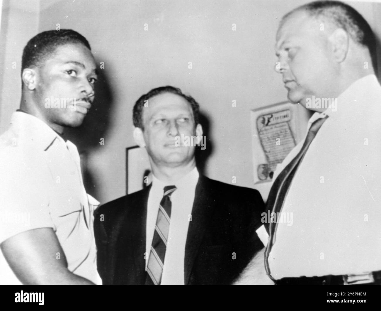 JACK JOHNSON, PAUL CRUMP AND MORRIS SIMMONS IN PRISON IN CHICAGO / ; 2 AUGUST 1962 Stock Photo ...