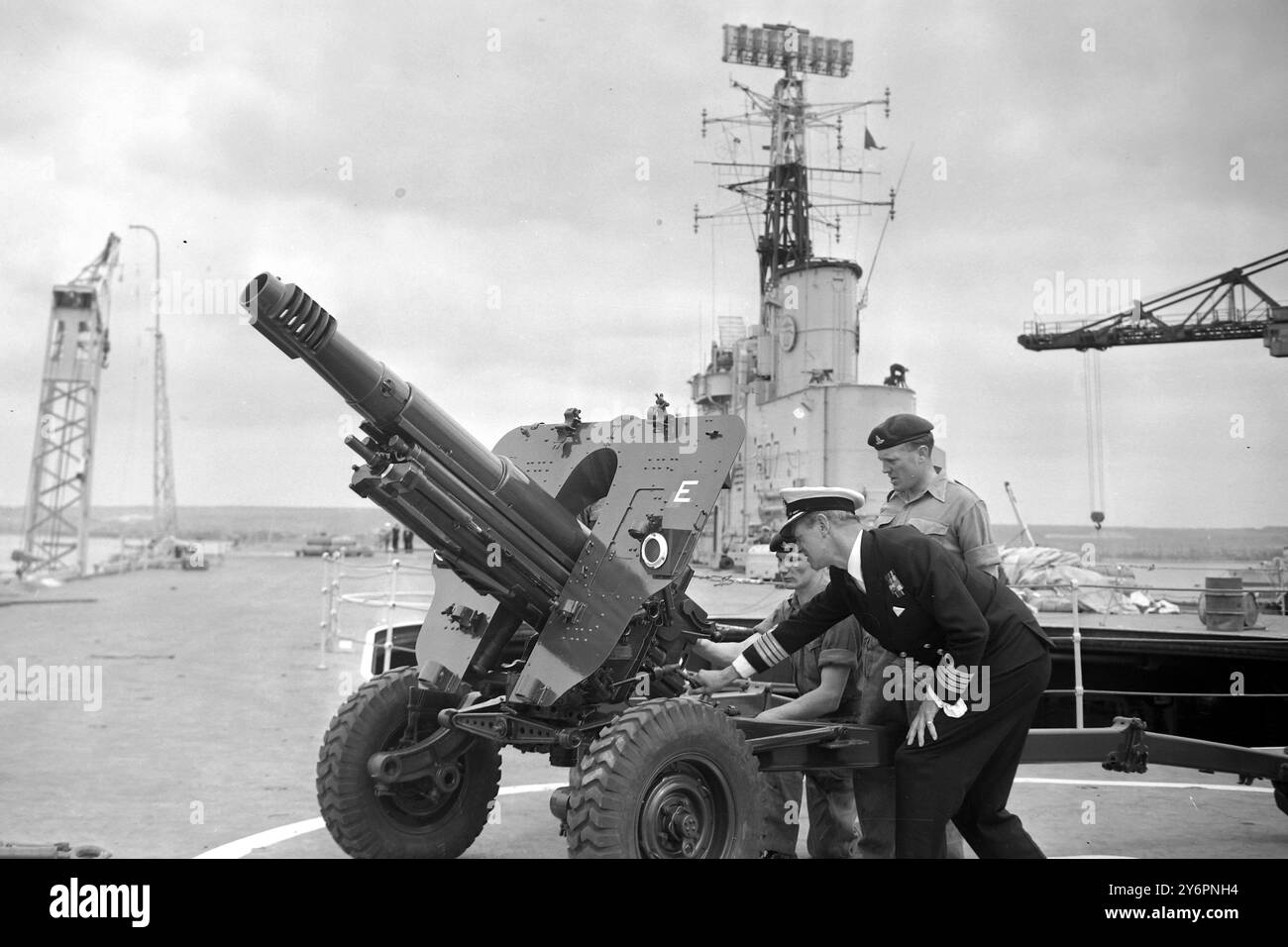NAVY SHIPS HMS ALBION 105 PACK HOWITZER ON DECK ; 31 JULY 1962 Stock ...