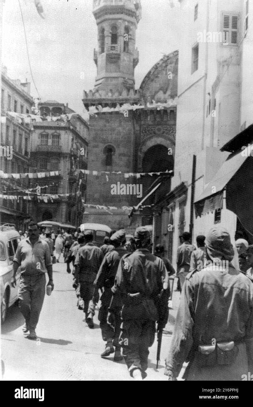 ARMY LIBERATION ARMY ENTER THE CASBAH IN ALGIERS ; 30 JULY 1962 Stock ...