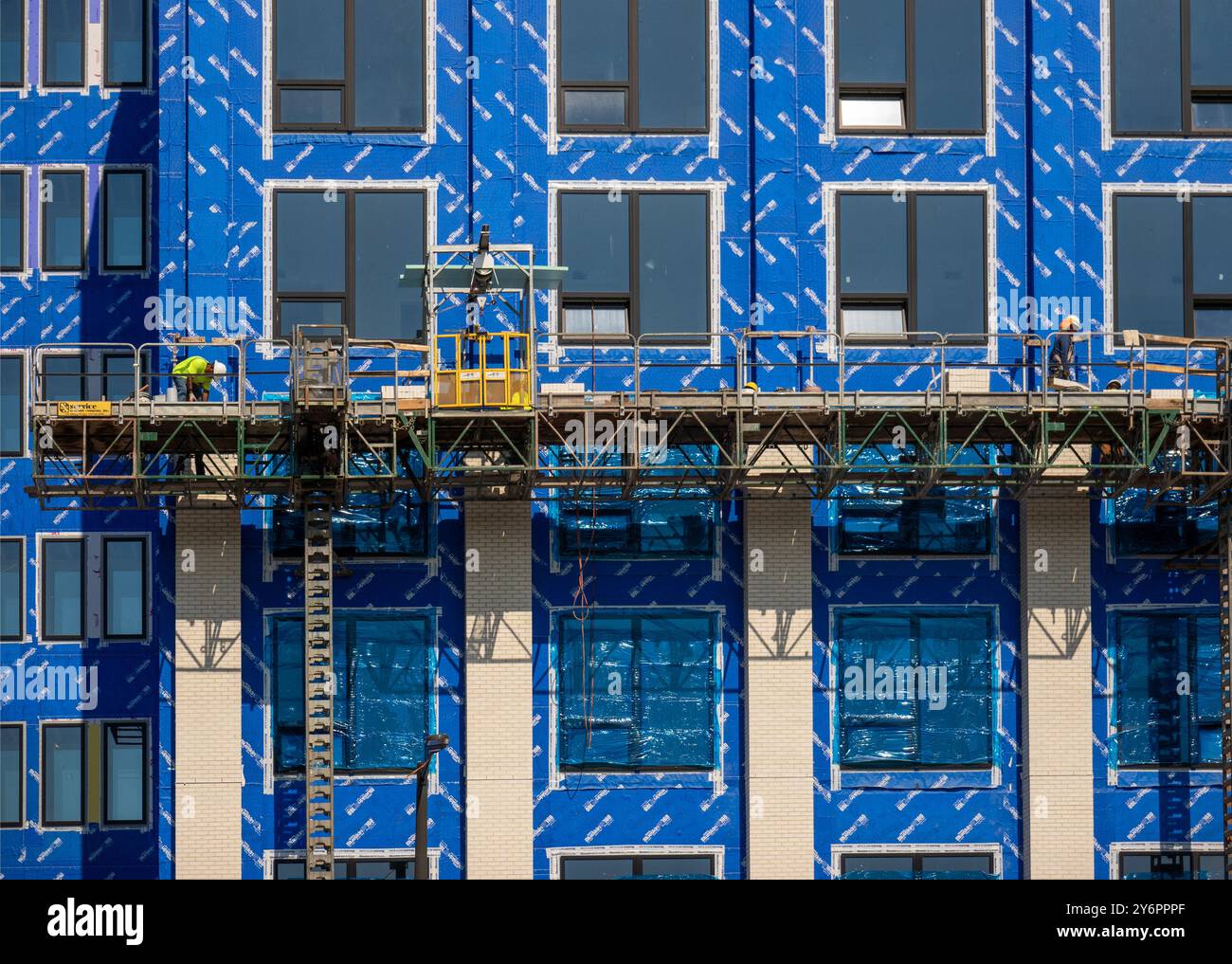 Building construction buildings downtown equipment workers hi-res stock photography and images ...