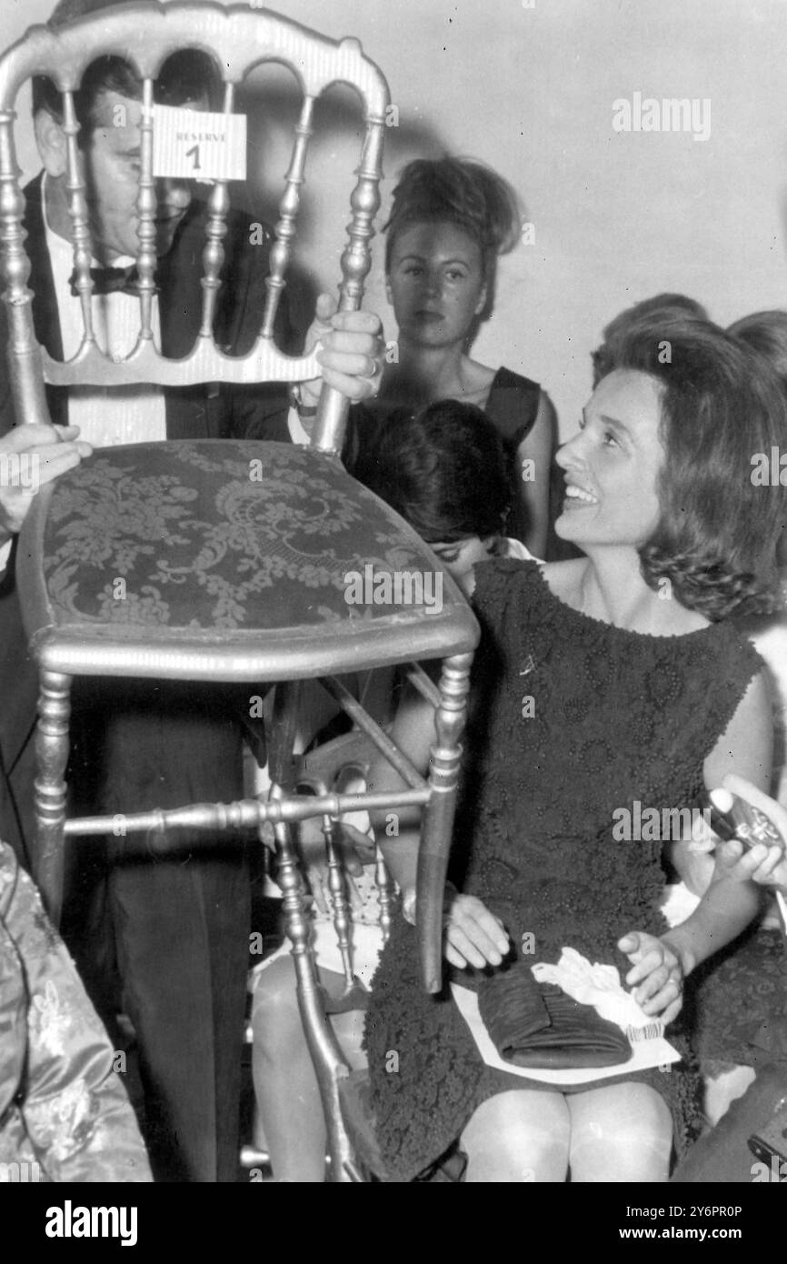 PRINCESS LEE RADZIWILL AT FASHION SHOW IN PARIS / ; 28 JULY 1962 Stock ...