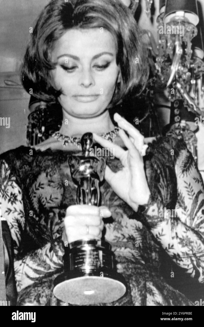 ACTRESS SOPHIA LOREN AT ACADEMY AWARD WITH OSCAR / ; 27 JULY 1962 Stock ...