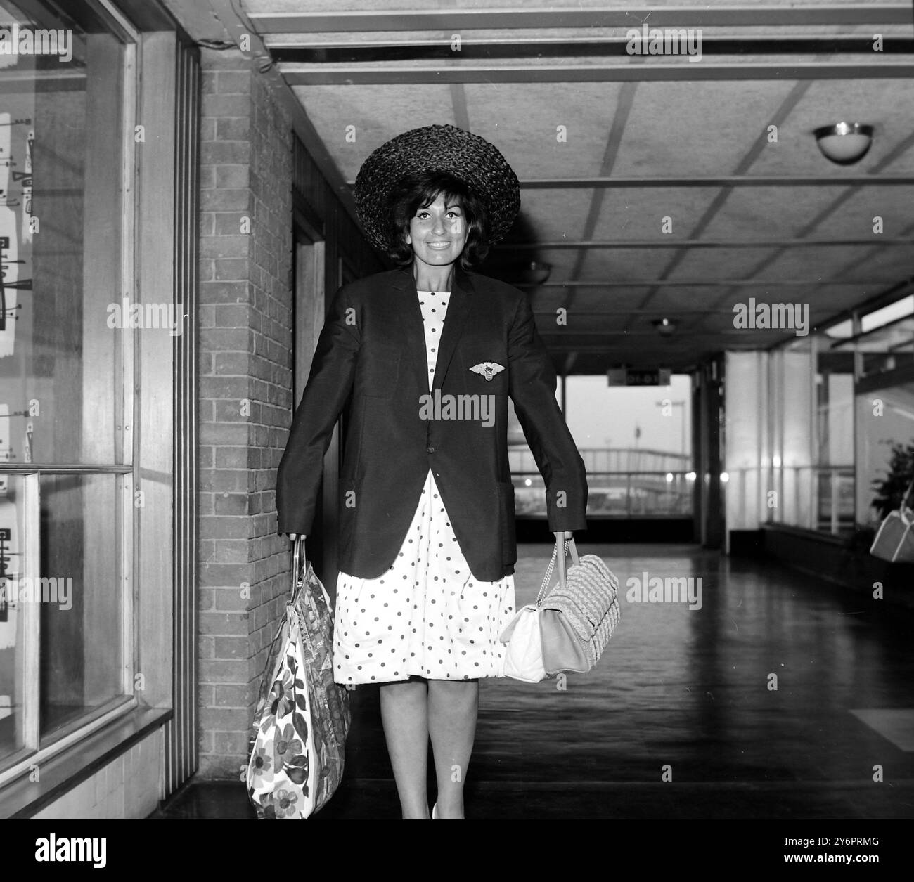 ALMA COGAN AT LONDON AIRPORT / ; 25 JULY 1962 Stock Photo - Alamy
