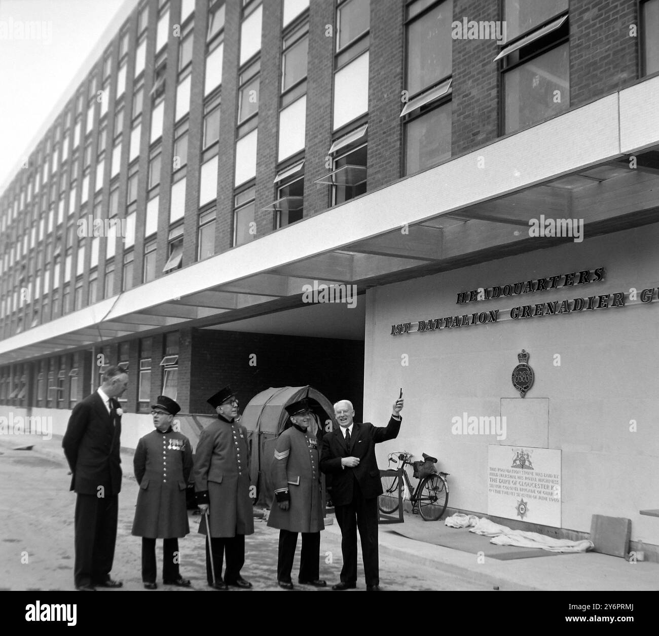 BRITISH ARMY CHELSEA PENSIONERS ON TOUR ; 25 JULY 1962 Stock Photo - Alamy