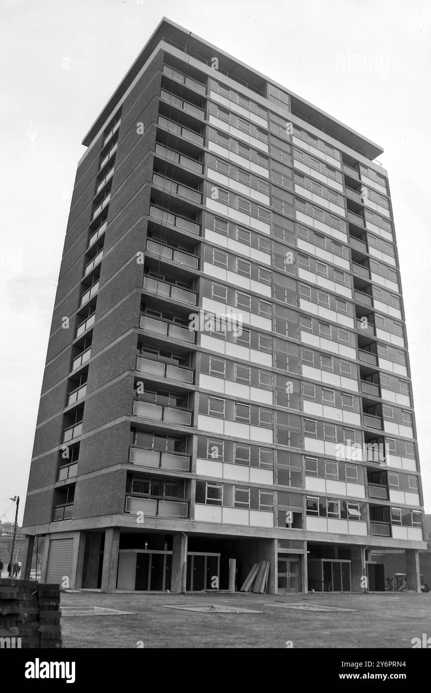 BRITISH ARMY BLOCKS OF FLATS IN LONDON ; 25 JULY 1962 Stock Photo - Alamy