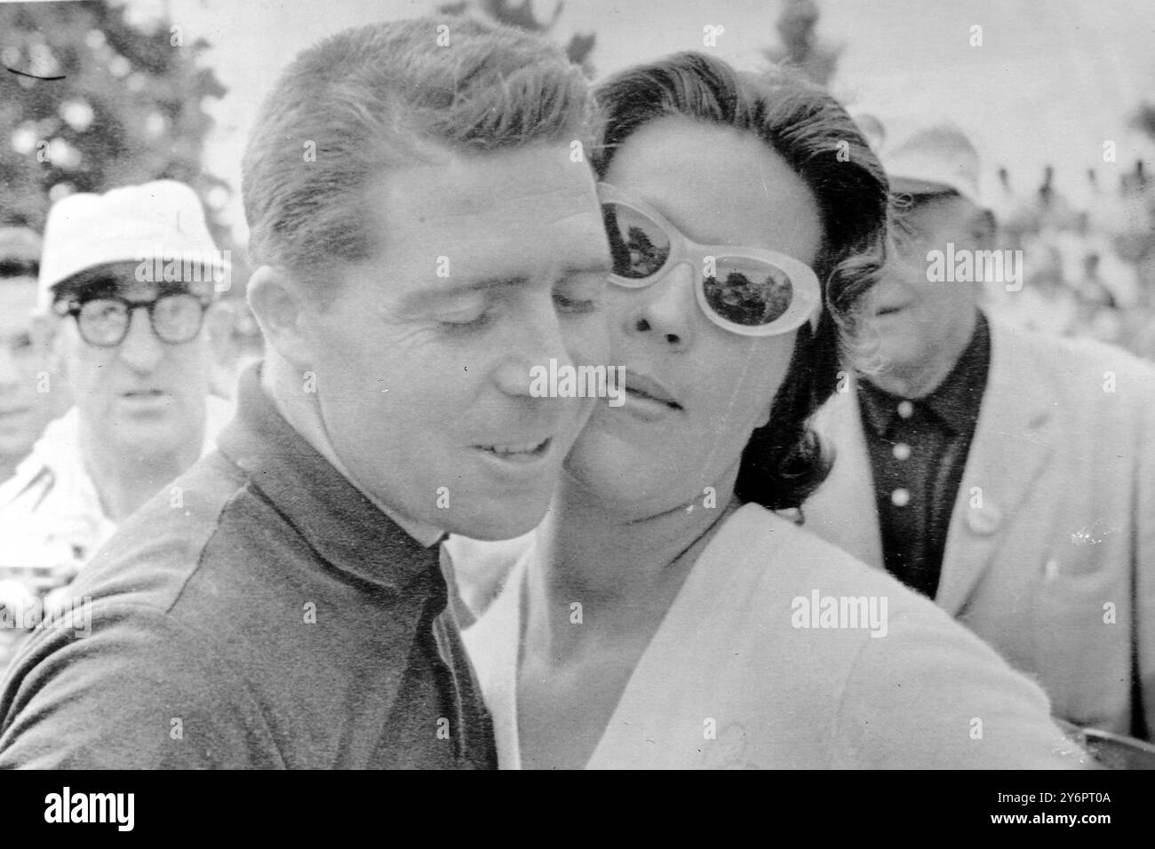 GOLF GARY PLAYER WITH WIFE AFTER WINNING ; 24 JULY 1962 Stock Photo - Alamy
