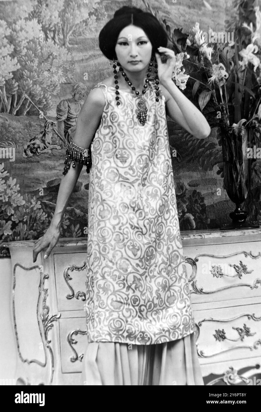 FASHION ORIENTAL STYLE OUTFITS ; 23 JULY 1962 Stock Photo - Alamy