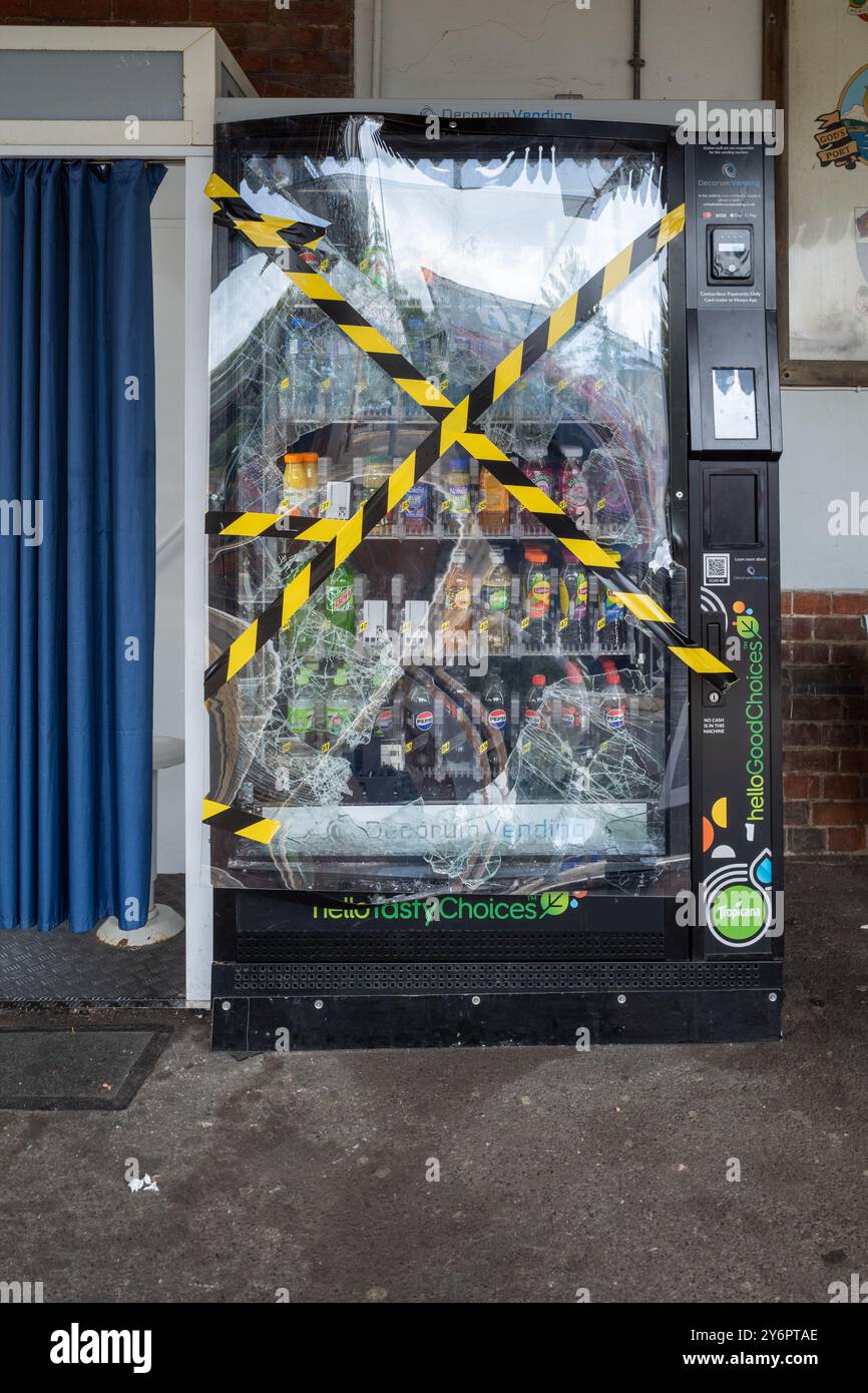 Damaged vending machine hi-res stock photography and images - Alamy