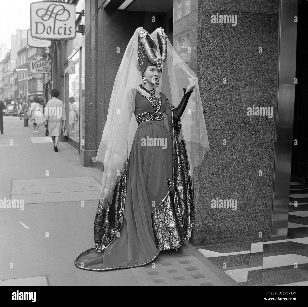 FASHION ELIZABETH DUKE E IN DRESS TO ILLUSTRATE NEW JEWELLERY ; 18 JULY ...