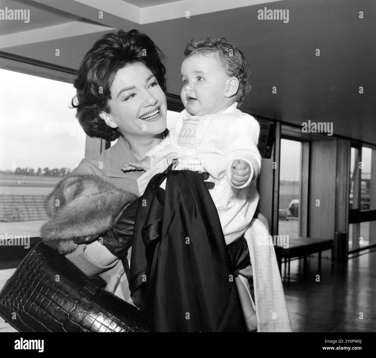 ANN BAXTER WITH DAUGHTER MELISSA IN LONDON / ; 19 JULY 1962 Stock Photo ...