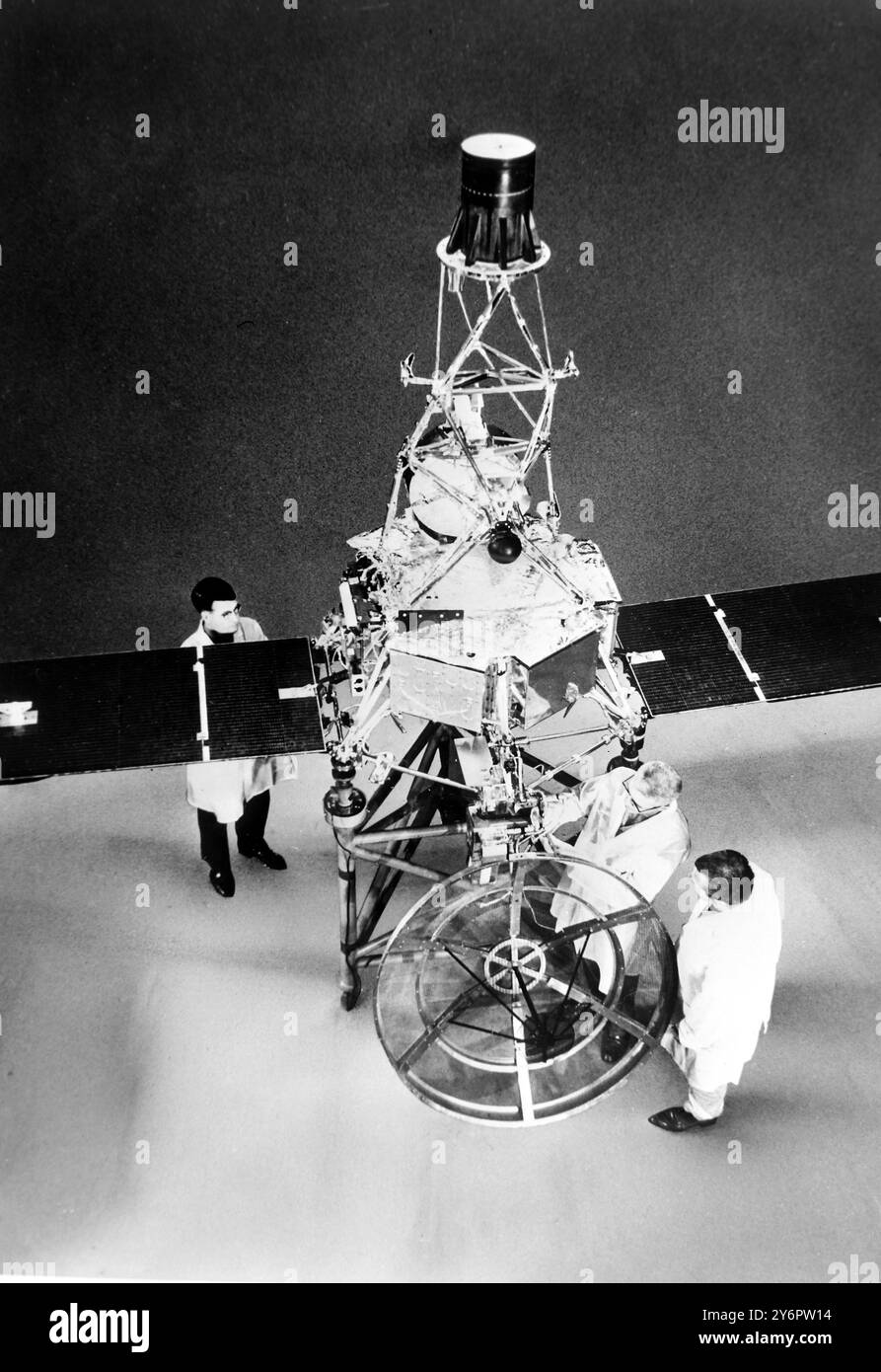 19 JULY 1962 TECHNICIANS CHECK THE MARINER 1 SPACE PROBE WHICH WILL BE ...