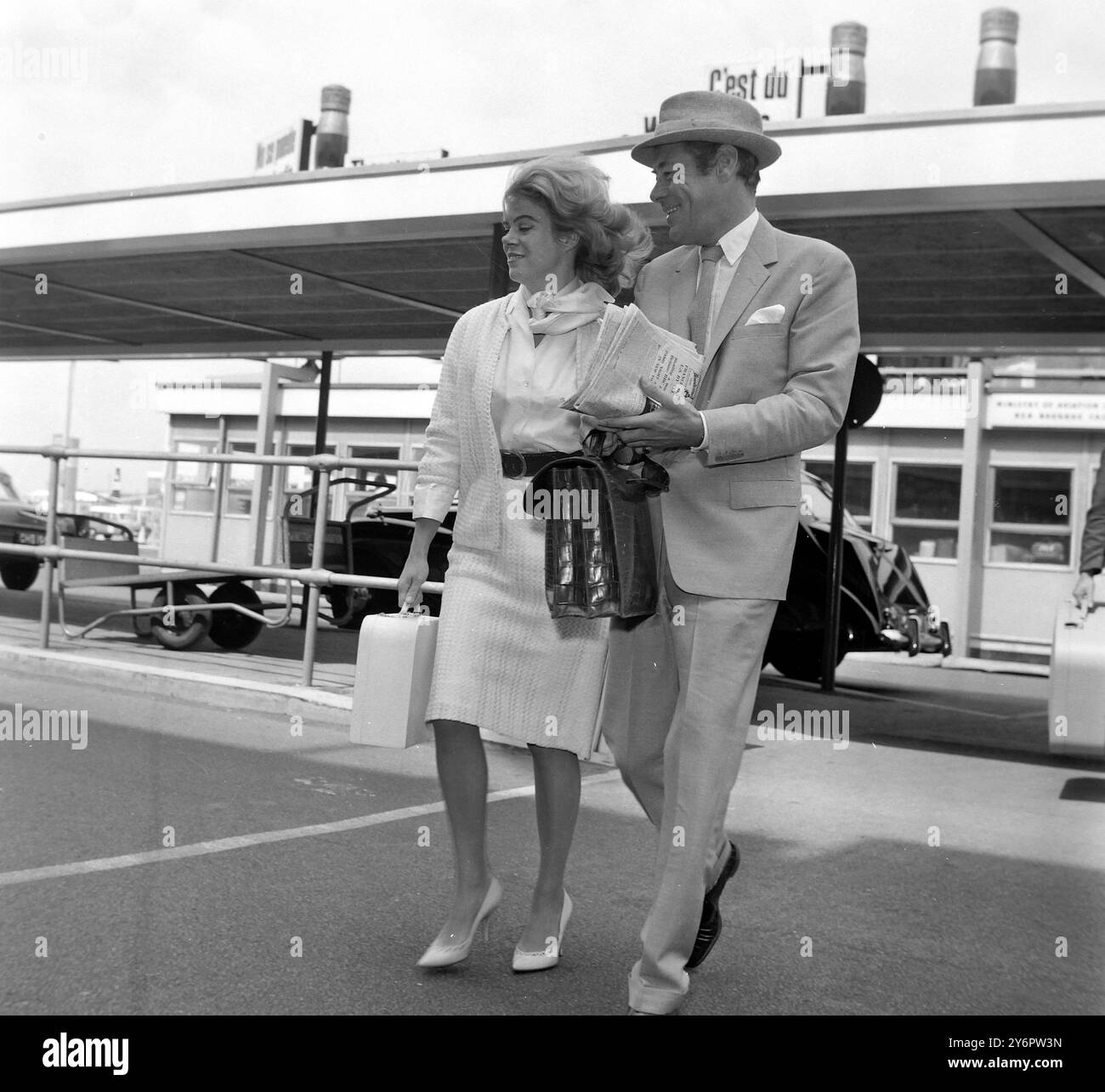 REX HARRISON WITH RACHEL ROBERTS IN LONDON / ; 17 JULY 1962 Stock Photo ...