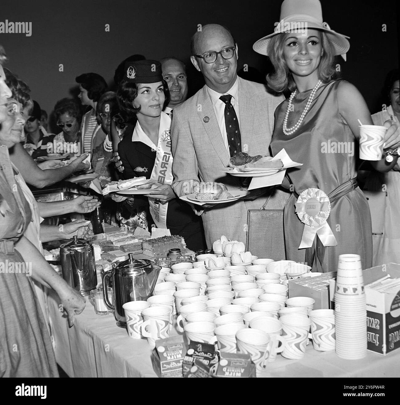 BEAUTY MISS ISRAEL Yehudit Mazor in the lunch queue at the Convention ...