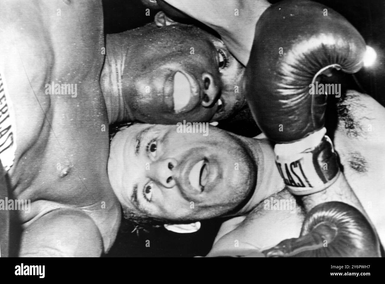 BOXERS EMILE GRIFFITH WITH RALPH DUPAS IN ACTION / ; 15 JULY 1962 Stock Photo - Alamy
