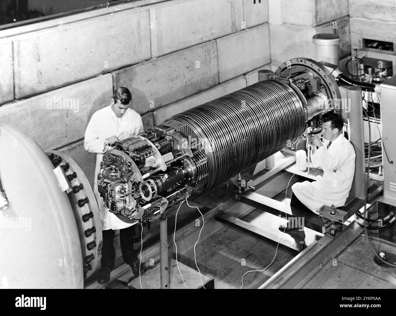 ATOMIC STATION HARWELL ELECTROSTATIC GENERATOR ; 6 JULY 1962 Stock ...