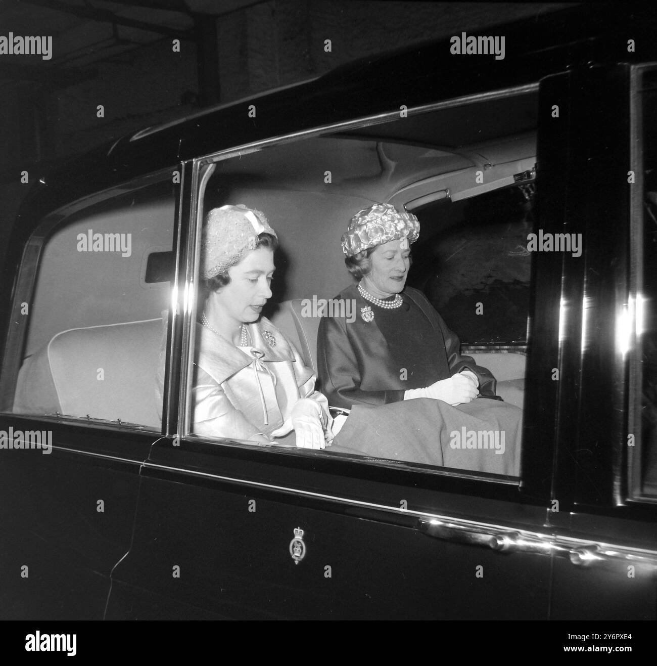 QUEEN ELIZABETH II DRIVING TO KINGS X CROSS IN LONDON ; 6 JULY 1962 ...
