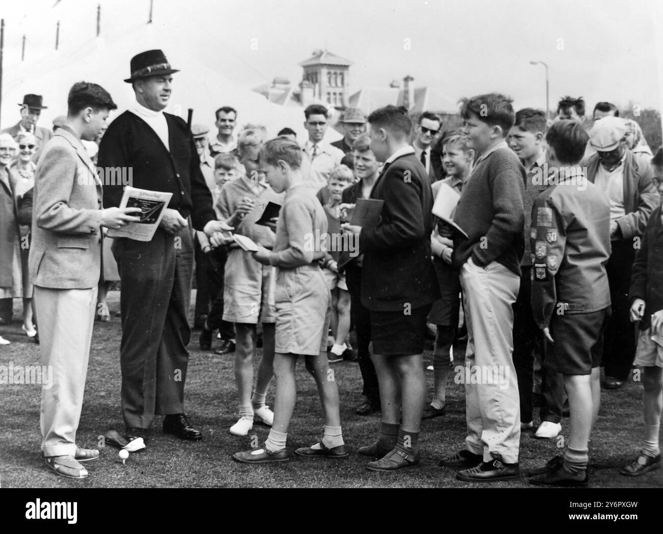 Autographs 1962 hi-res stock photography and images - Alamy