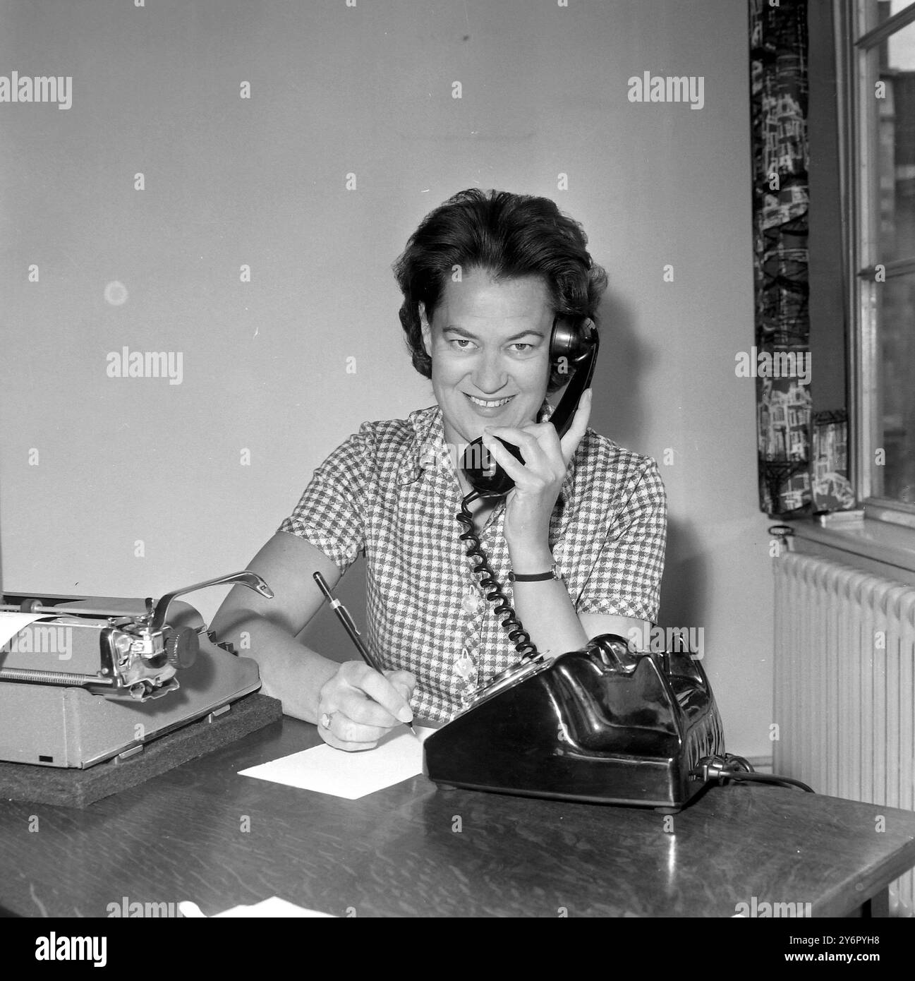 MARY LEACH IN HER OFFICE / ; 28 JUNE 1962 Stock Photo - Alamy