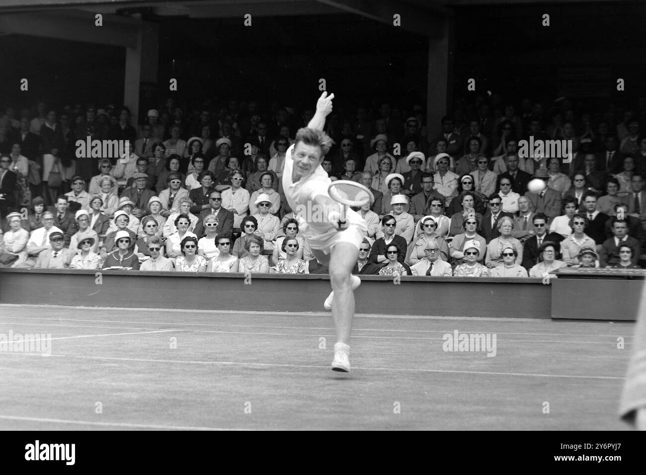 BILLY KNIGHT - TENNIS PLAYER IN ACTION AT WIMBLEDON CHAMPIONSHIPS IN ...
